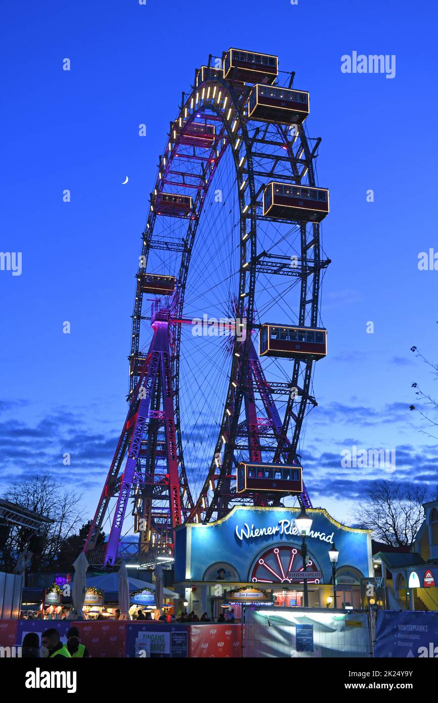 Riesenrad am Abend im großen Vergnügungspark 'Prater' à Wien ...