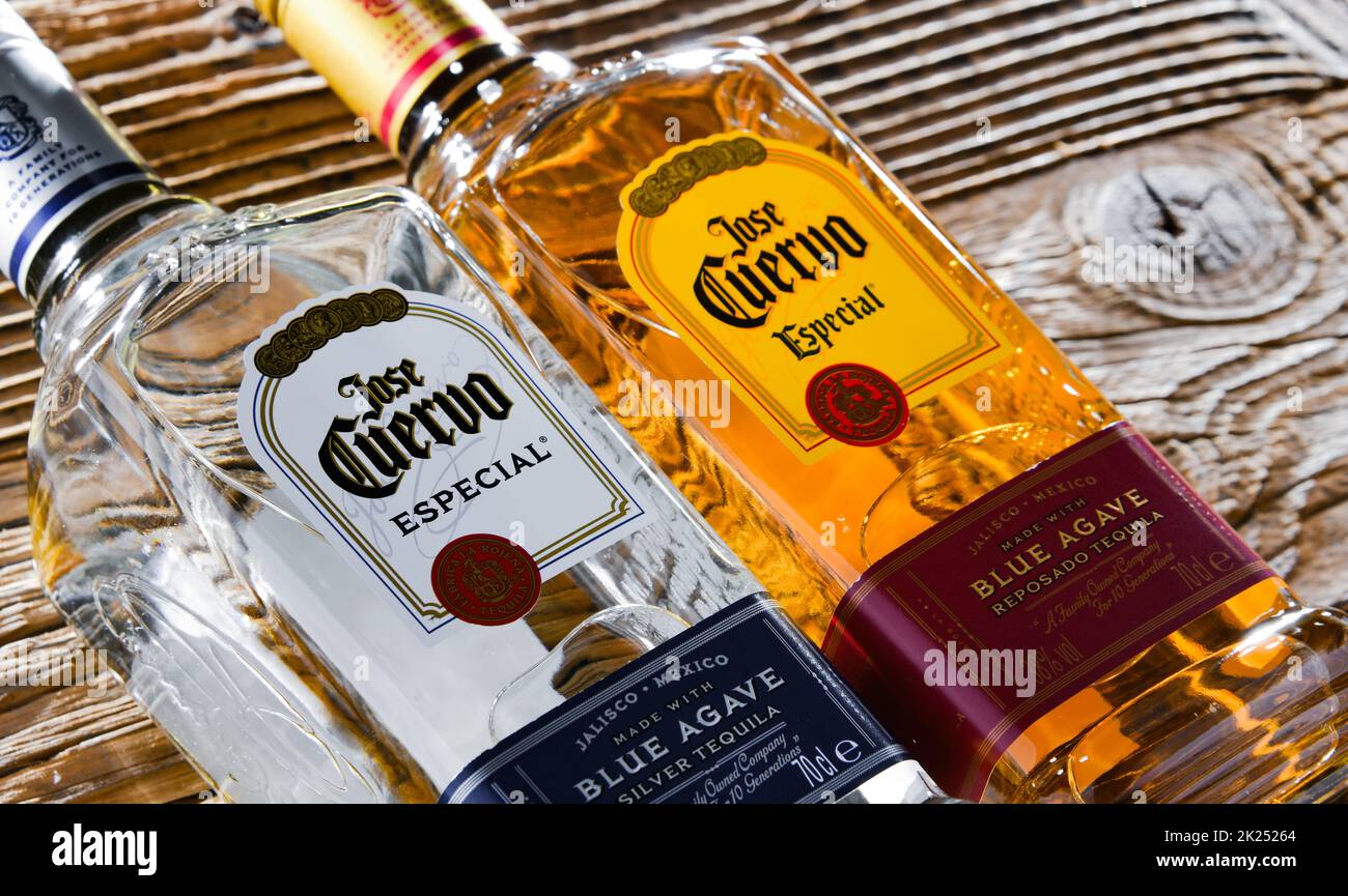 POZNAN, POL - APR 13, 2022: Bouteilles de Jose Cuervo, une marque de ...