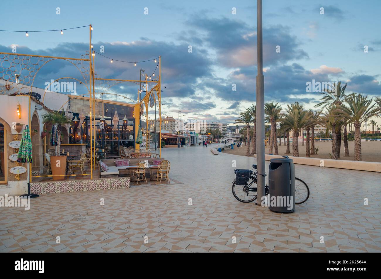JAVEA (XABIA), ESPAGNE - 25 JANVIER 2022 : commerces et restaurants sur ...
