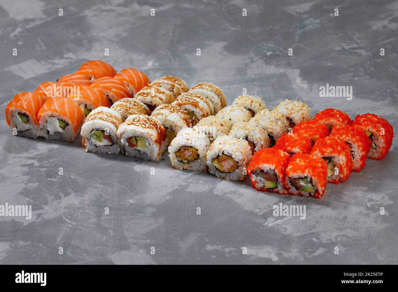 Différents types de sushis et de petits pains délicieux et juteux sur ...