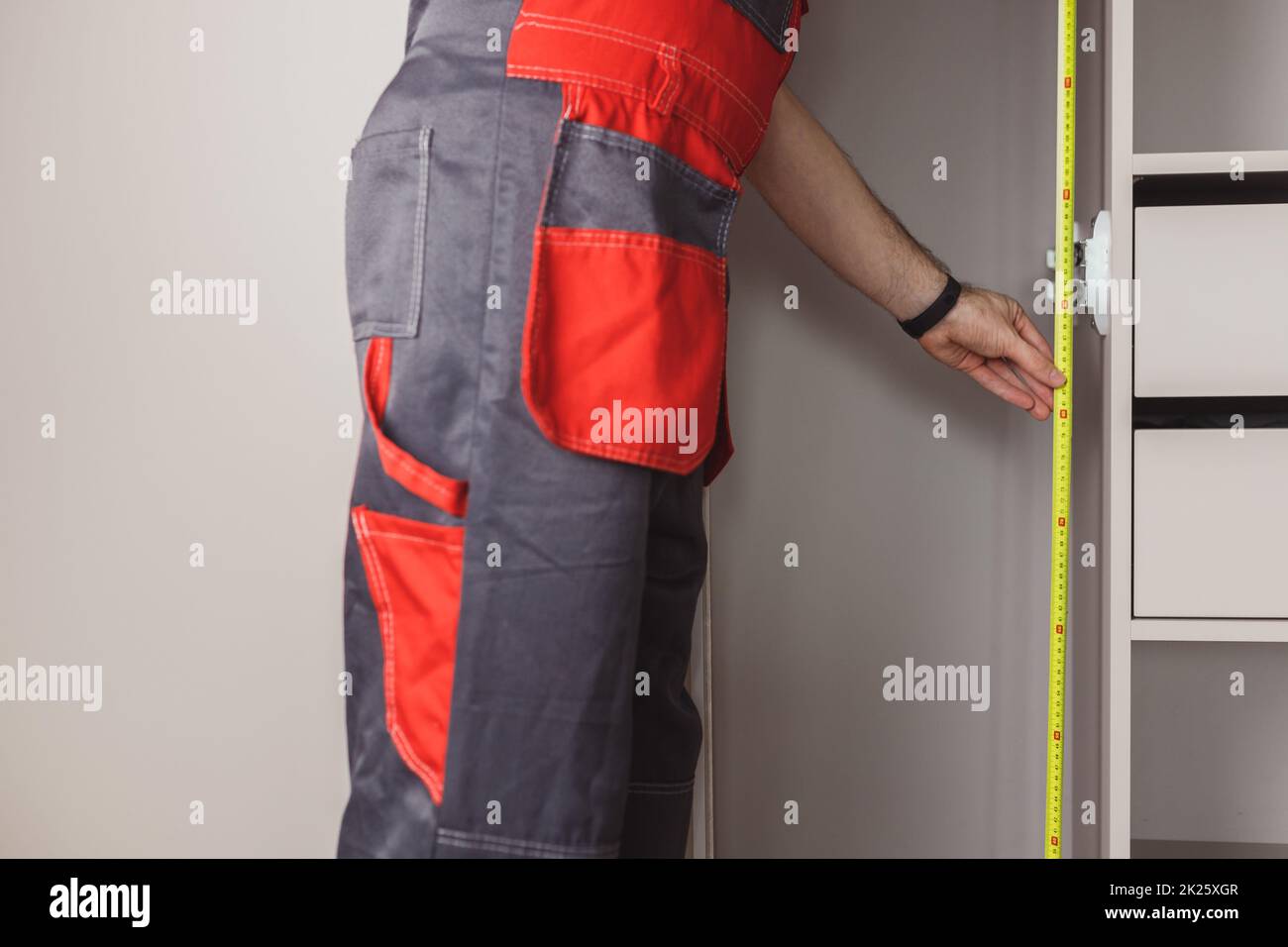 Master prend des mesures lors de l'installation de l'armoire et de l ...