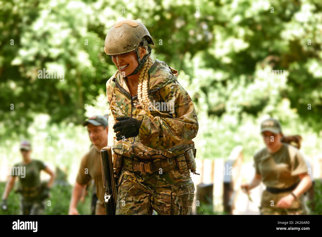 Les soldats des forces spéciales avec l'arme participent à la manœuvre ...