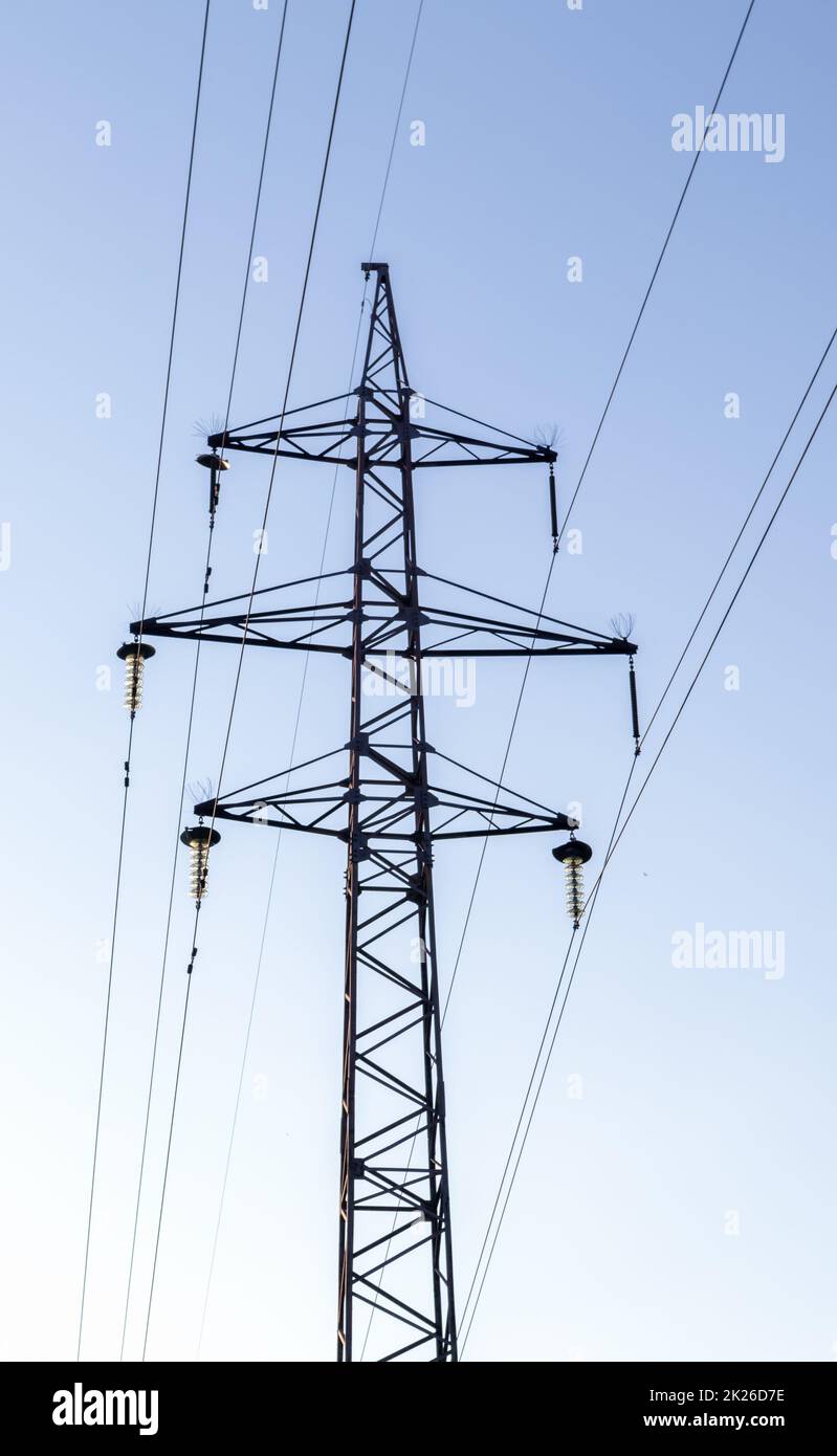 Lignes électriques haute tension, poste ou tour sur fond d'un beau ciel.Pylônes à haute énergie ...