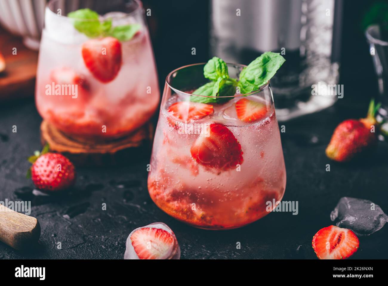 Gin aux fraises Banque de photographies et d’images à haute résolution ...