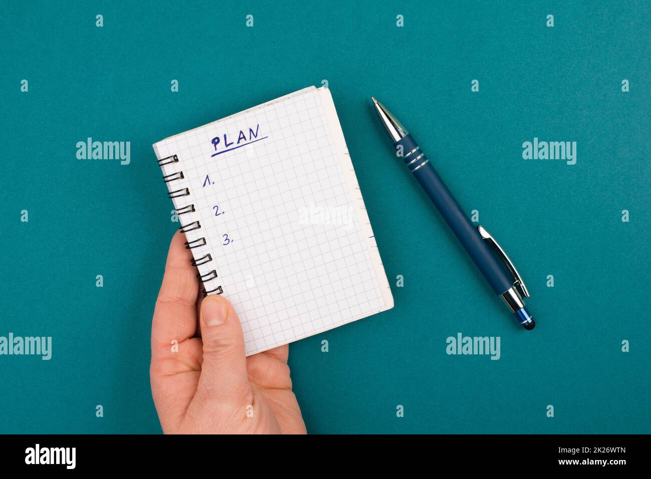 Bloc-notes vide avec un stylo sur un fond de couleur essence, le mot ...