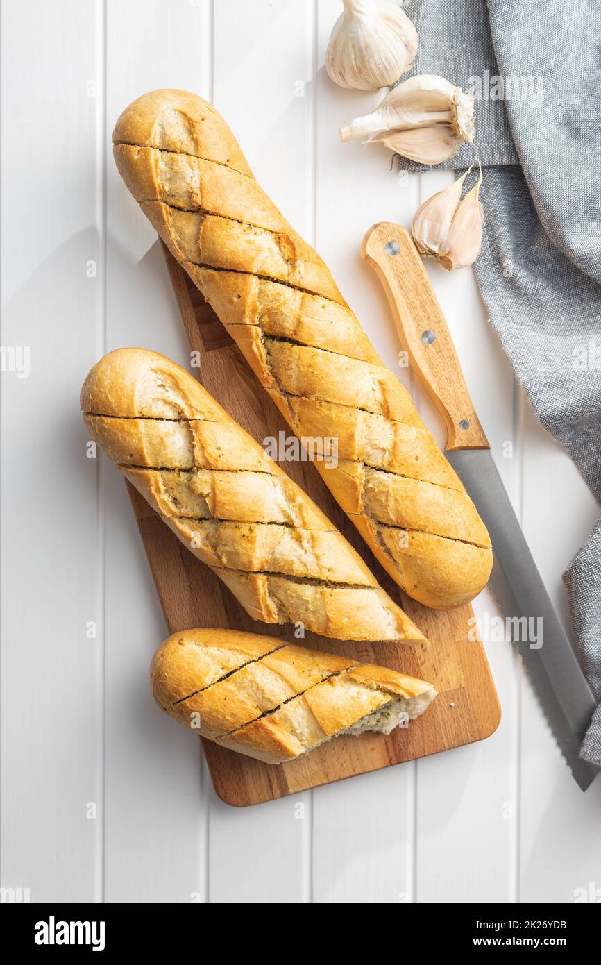 Baguette rôtie au beurre à l'ail. Pain à l'ail croquant en tranches sur ...