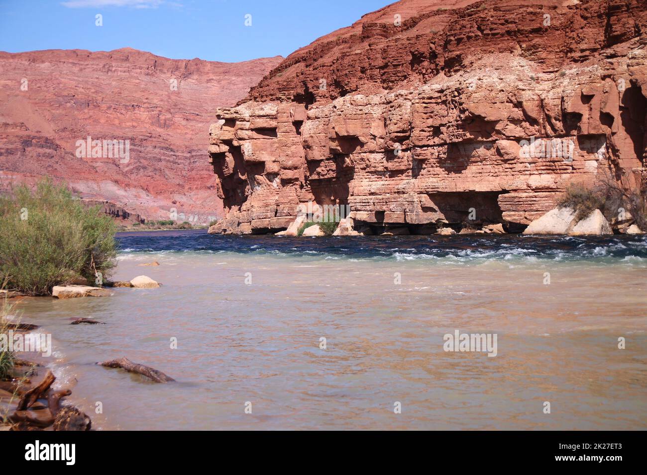 La puissance et les couleurs de l'eau qui coule dans le fleuve Colorado ...