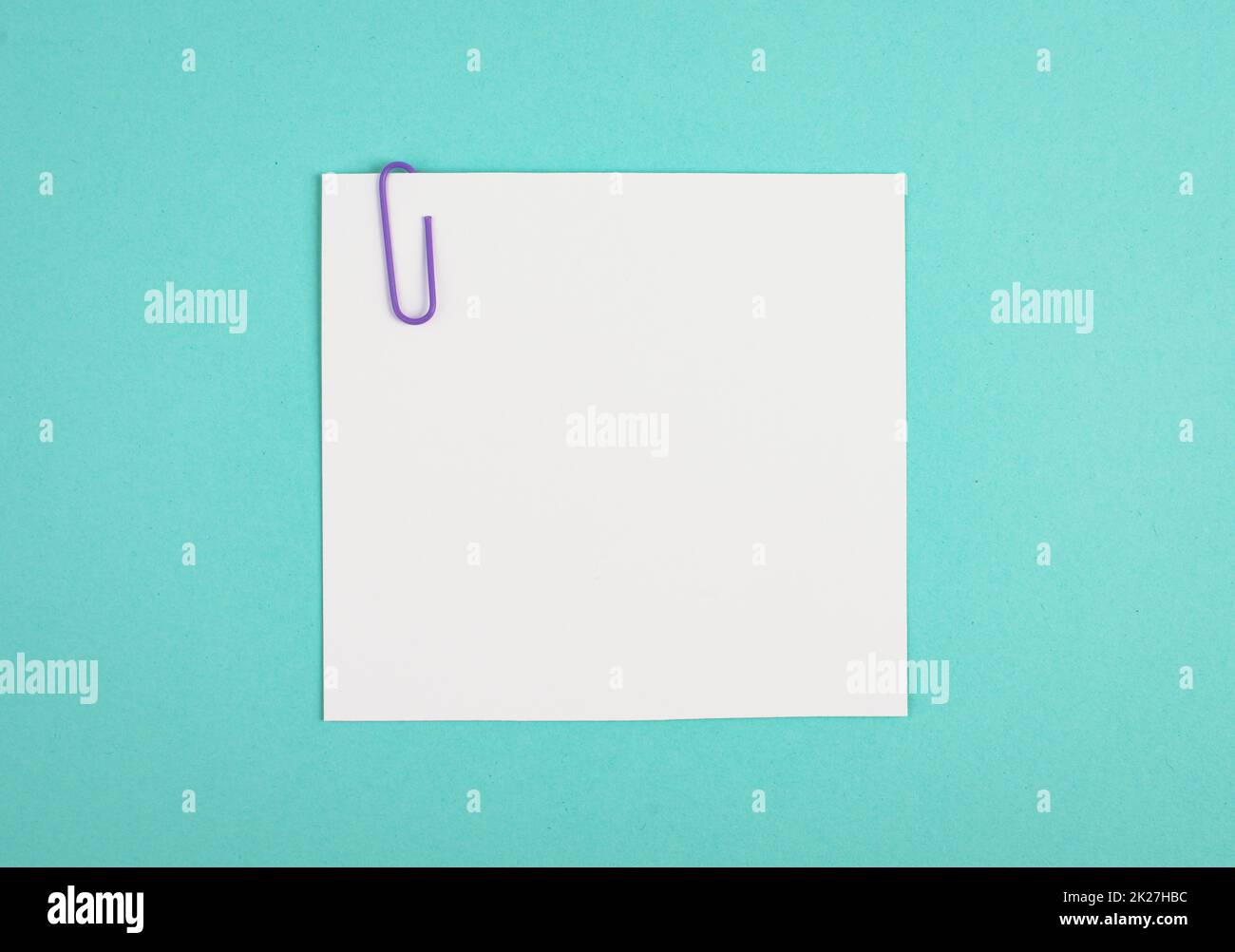 Feuille de papier vide, couleur bleue, espace de copie pour le texte ...