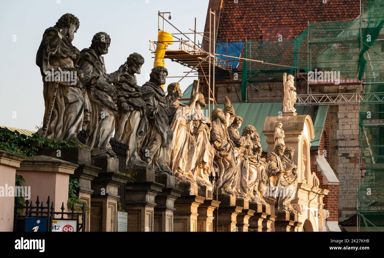 Church and statues of saints krakow Banque de photographies et d’images ...