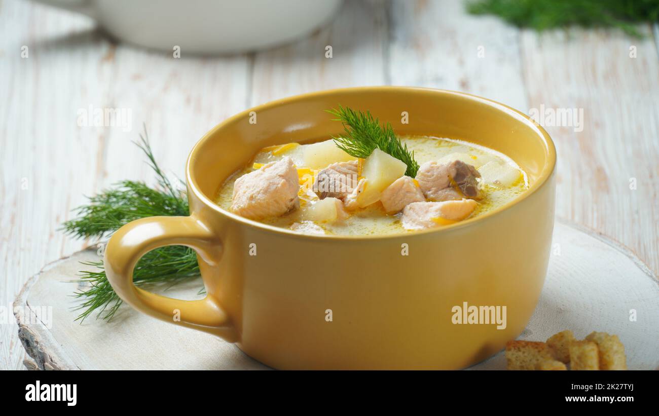 Soupe crémeuse de poisson avec saumon, pommes de terre, oignons ...