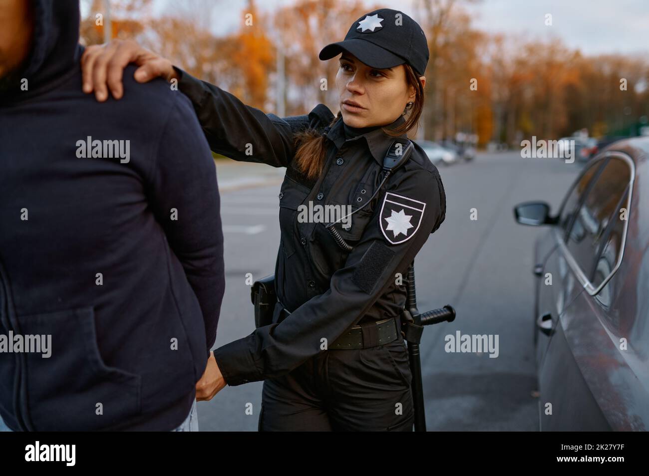 Female cop arresting Banque de photographies et d’images à haute ...