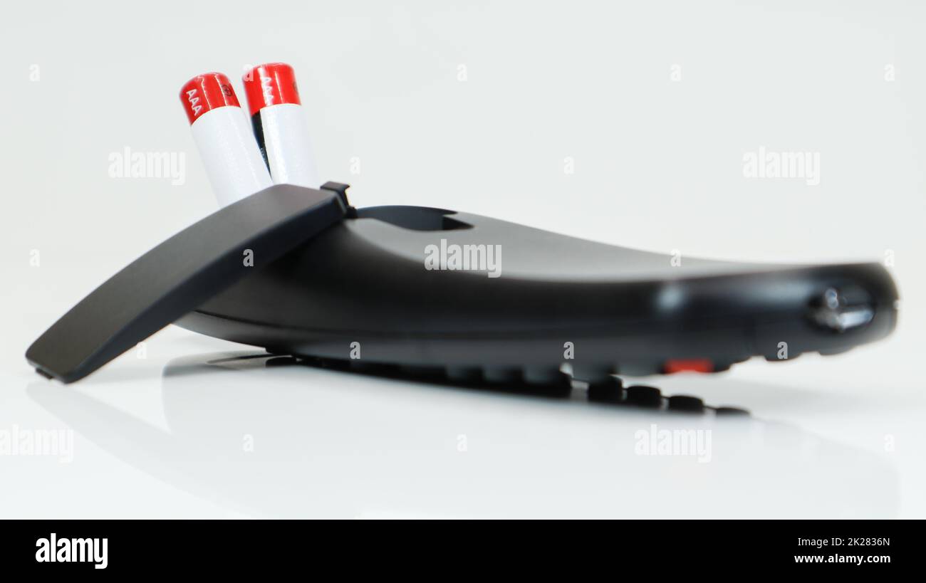 Télécommande noire avec piles alcalines AAA sur fond blanc ...