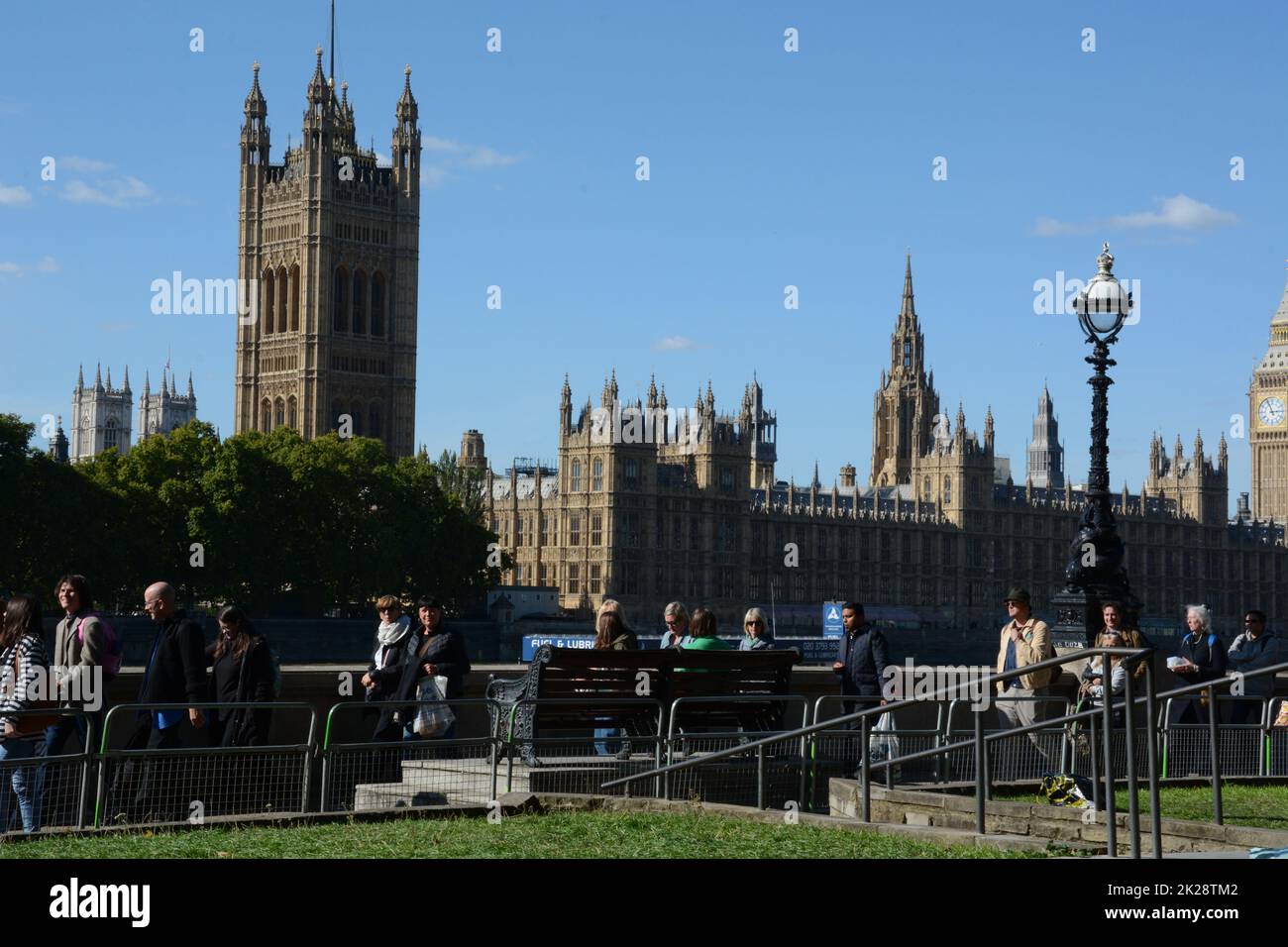 Les amateurs font la queue le long de la rive sud de la Tamise, en face ...