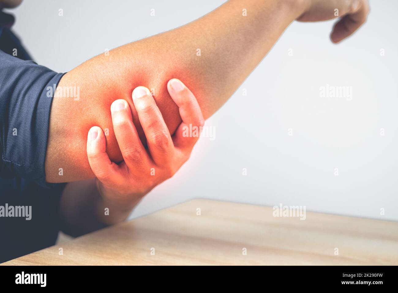 L'homme se plaint de coude. Sur la zone rouge, ces symptômes peuvent ...