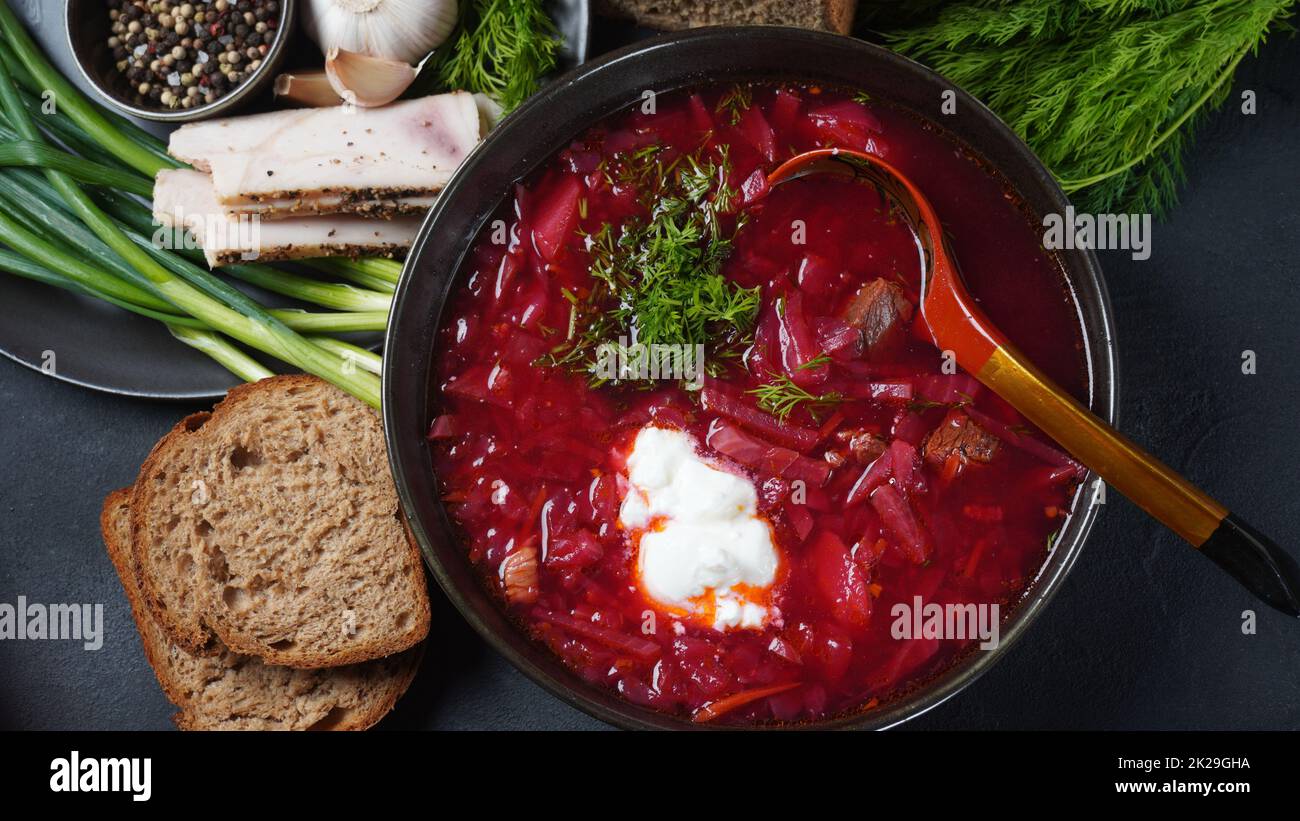 Traditionnel ukrainien russe borscht . Bol de soupe de racine de ...