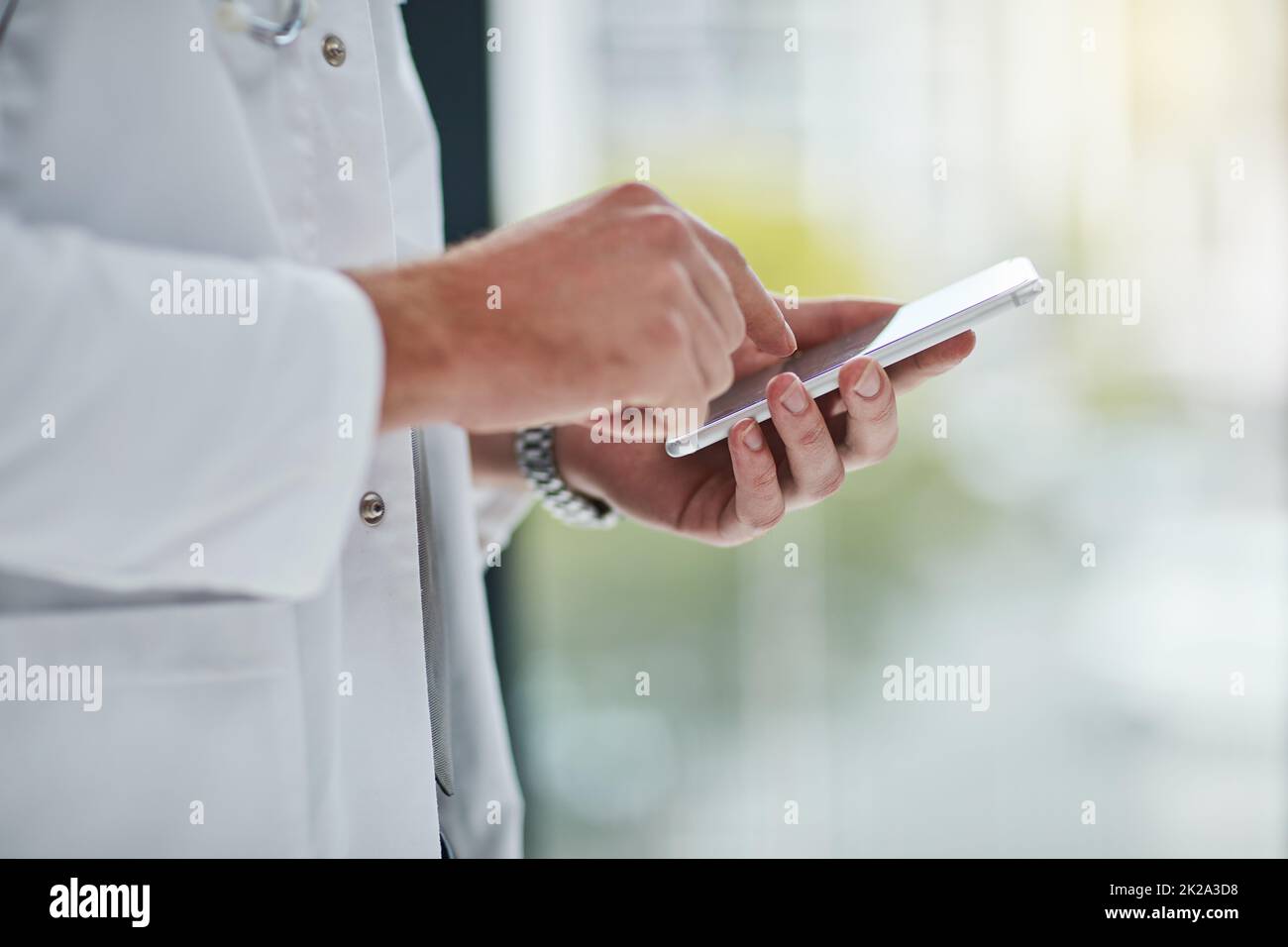 C'est un moyen de tenir les patients informés. Gros plan d'un médecin ...