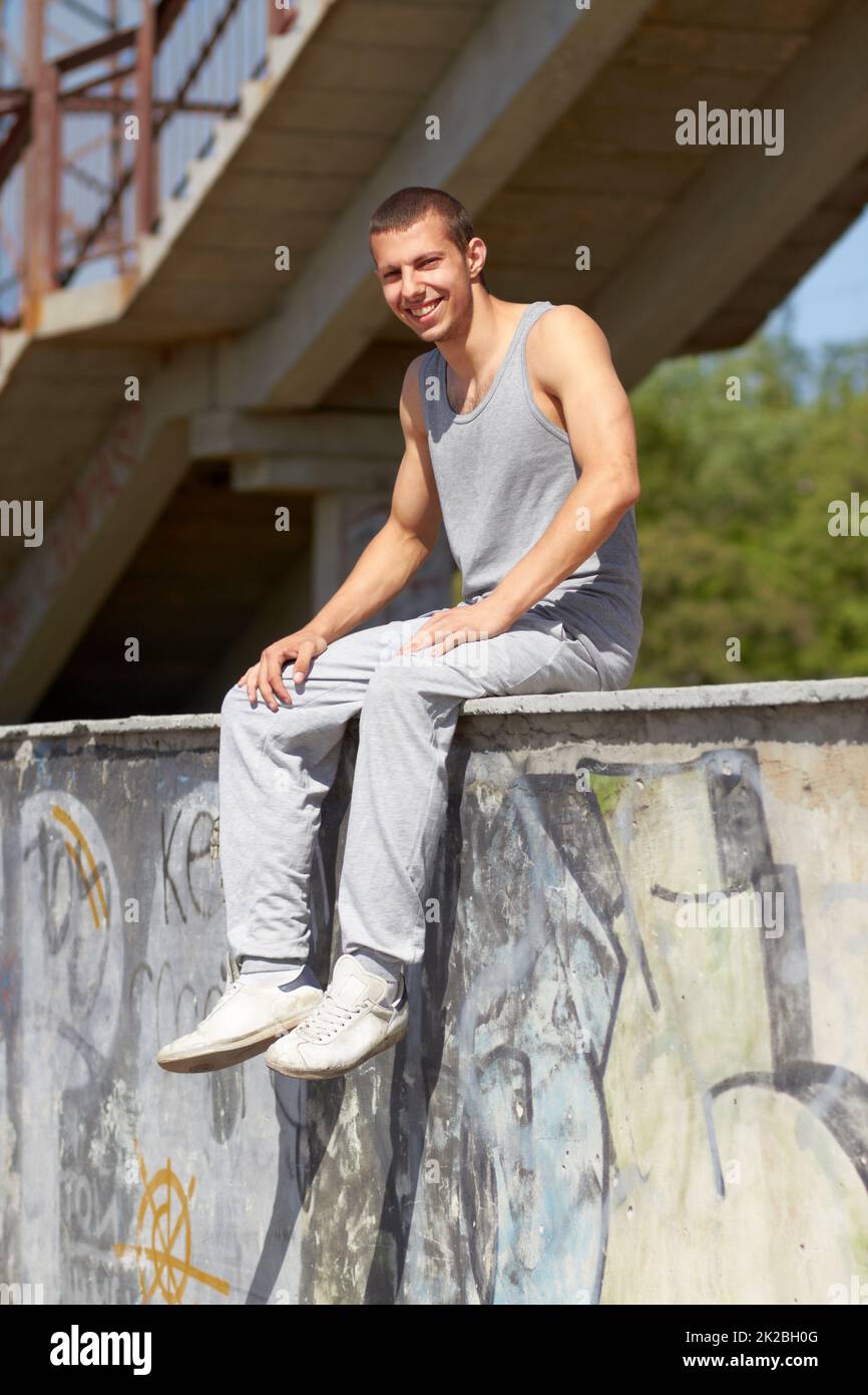 Homme assis sur un mur Banque de photographies et d’images à haute ...