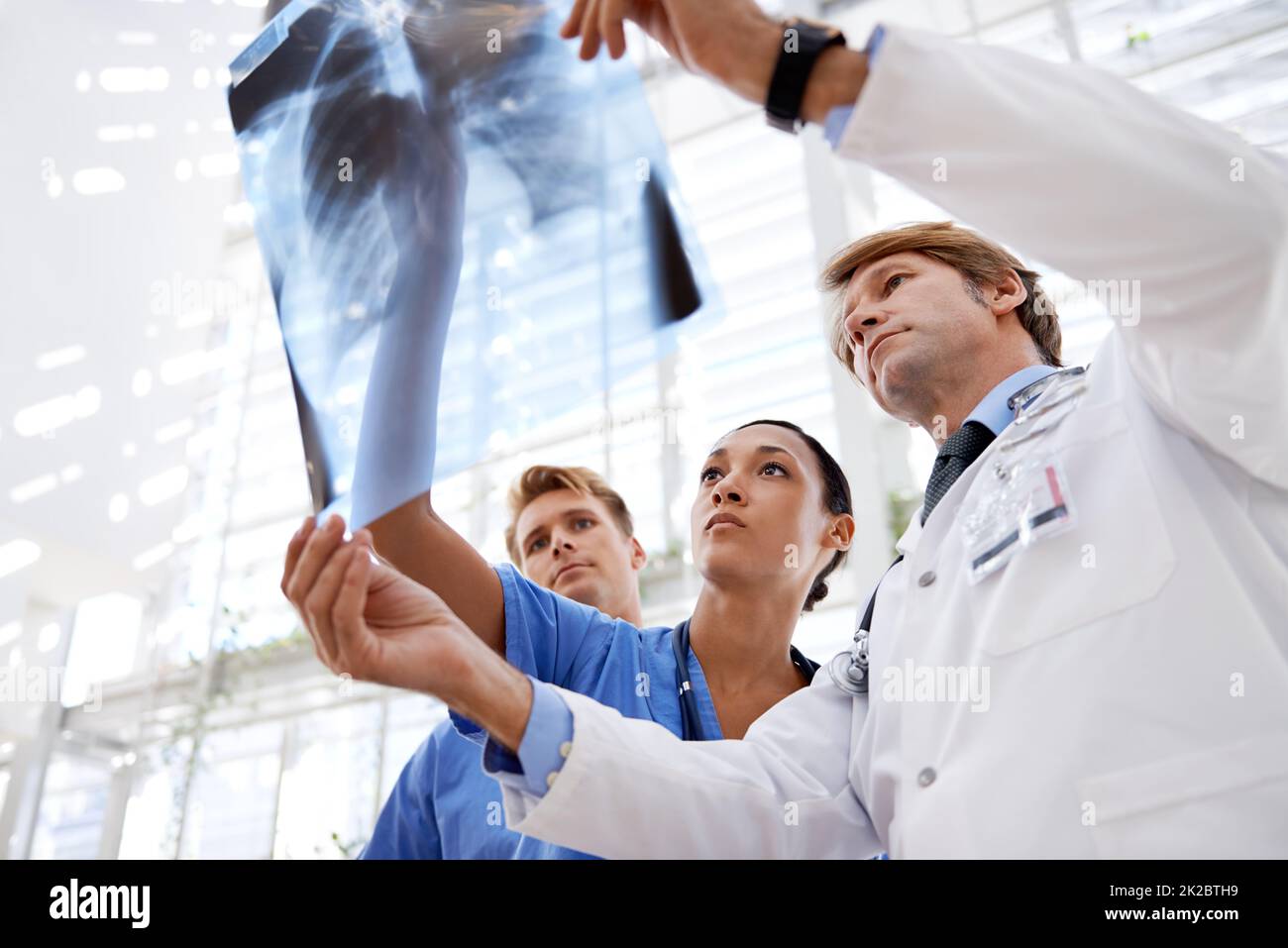 Examen des rayons X. Une équipe médicale regardant la radiographie CAN ...