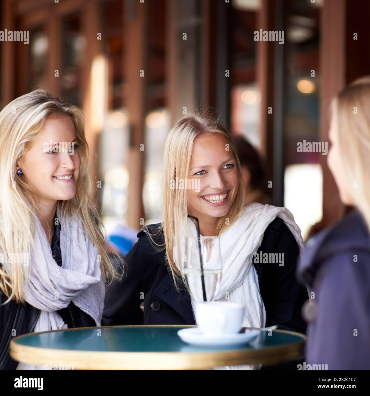 Amis assis Banque de photographies et d’images à haute résolution - Alamy