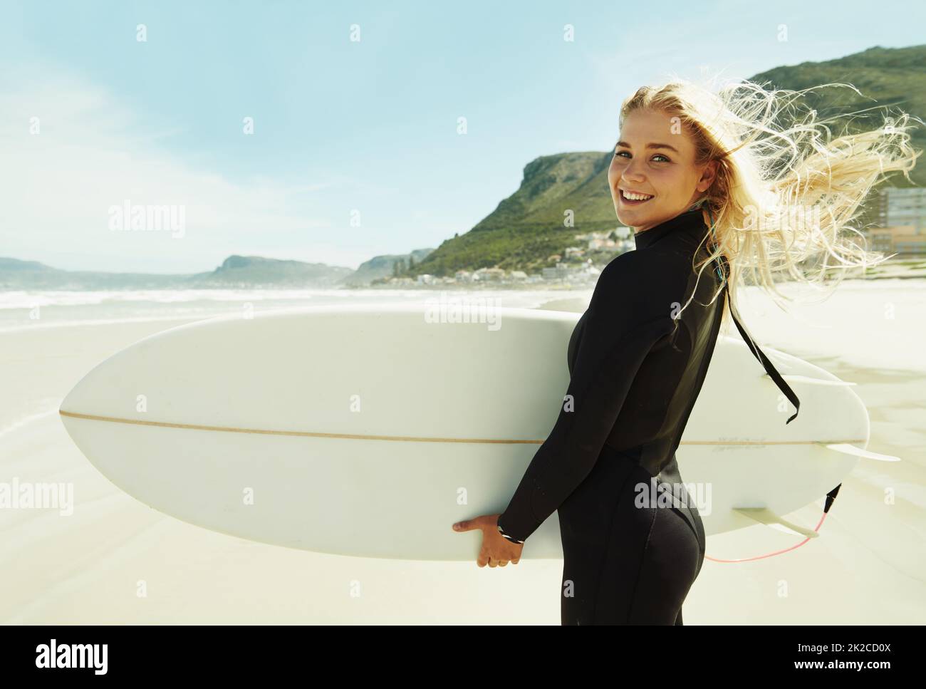 Surfeuse avec planche de surf Banque de photographies et d’images à ...