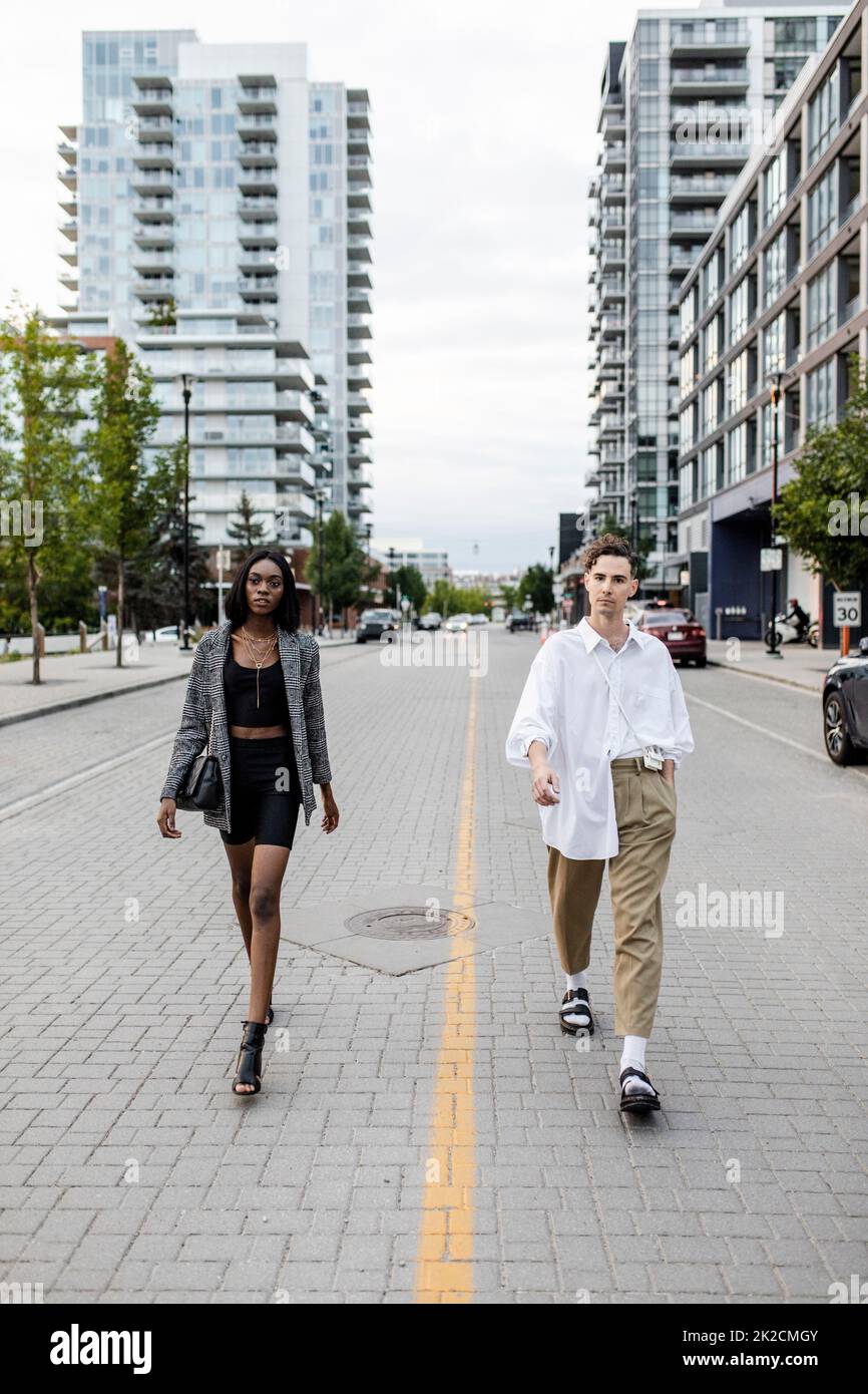 Homme et femme marchant dans une ville Banque de photographies et d’images à haute résolution ...