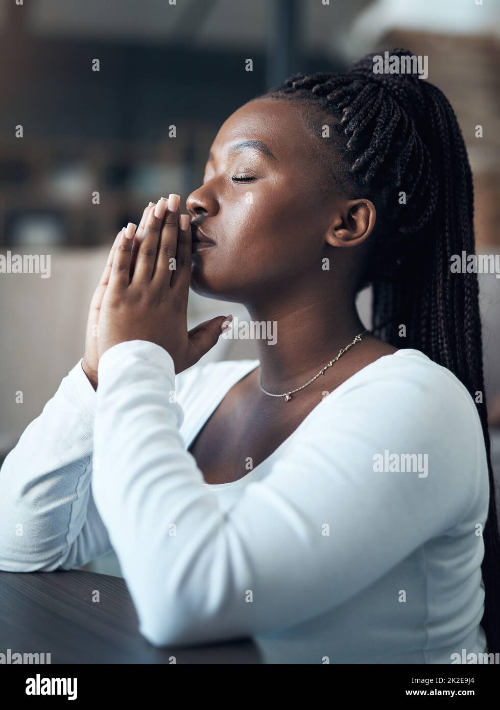 Prier seul Banque de photographies et d’images à haute résolution - Alamy