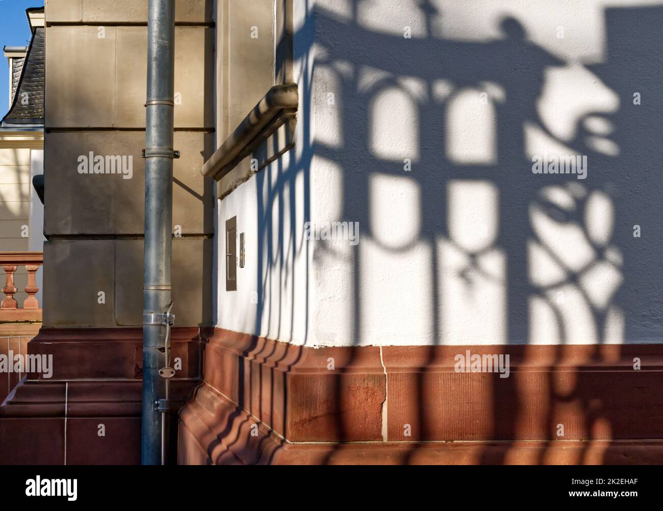 Abat-jour d'une rambarde en fer forgé à l'avant de la maison, murs et ...