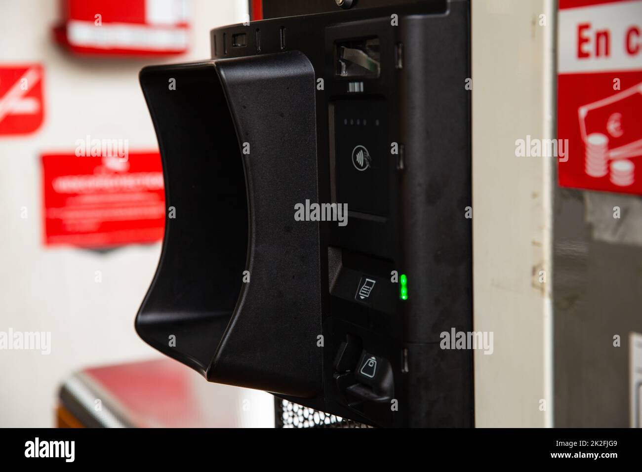 Paris, France-juin 10 2021 : paiement à la pompe à essence de la ...