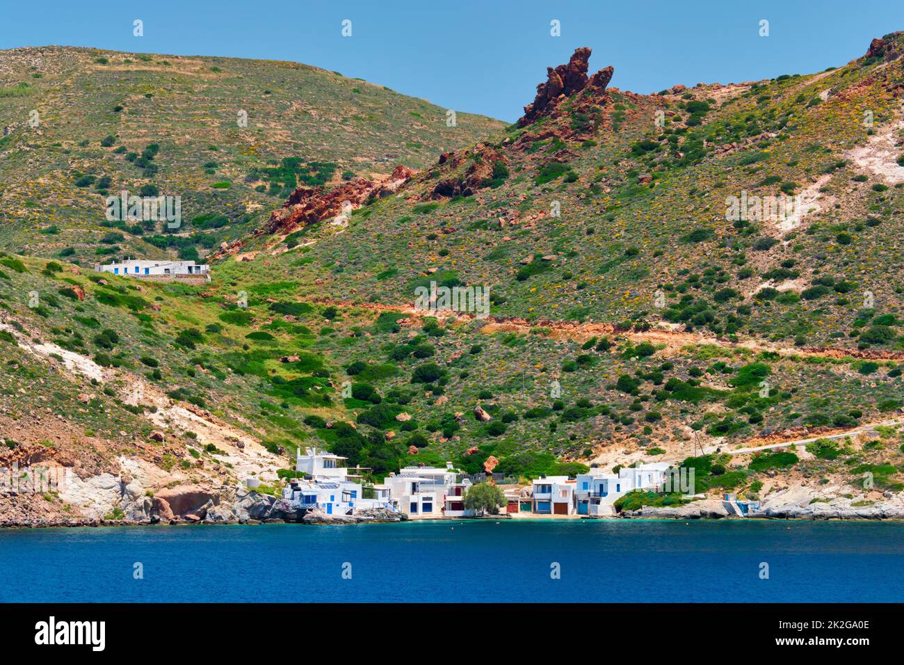 Village de pêcheurs grec avec maisons blanches traditionnelles ...