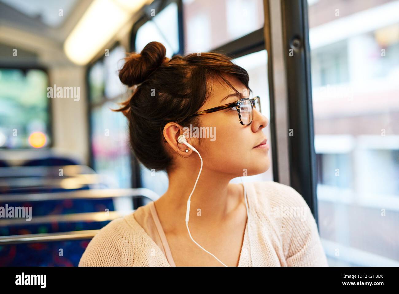 Woman bus alone Banque de photographies et d’images à haute résolution - Alamy