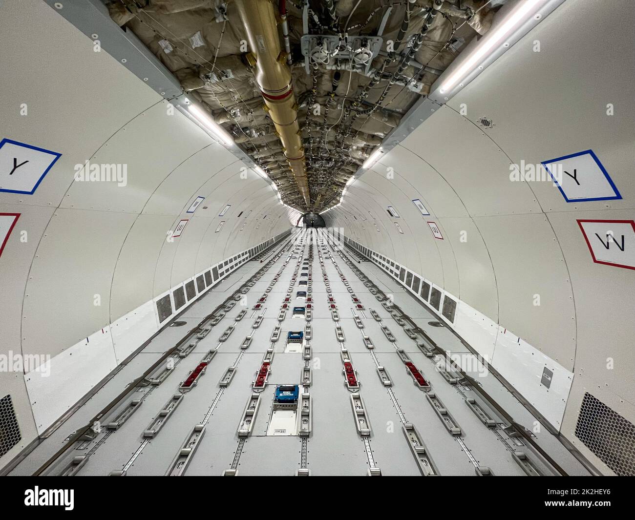 Avion cargo - vue à l'intérieur du compartiment de chargement du pont ...