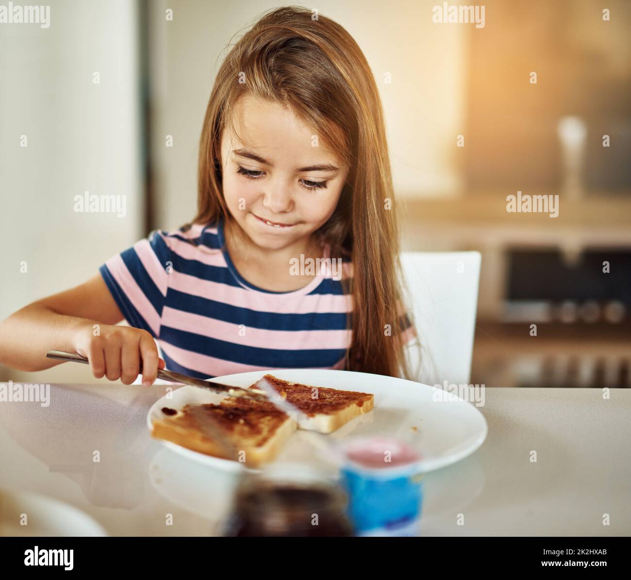 Fille entrain de prendre son petit dej Banque de photographies et d ...