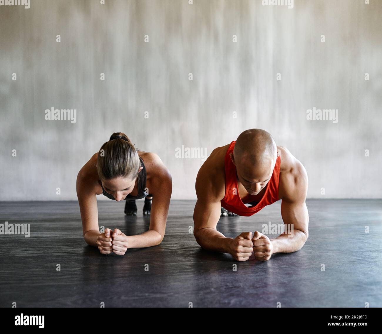 Fit female training her core muscles Banque de photographies et d ...