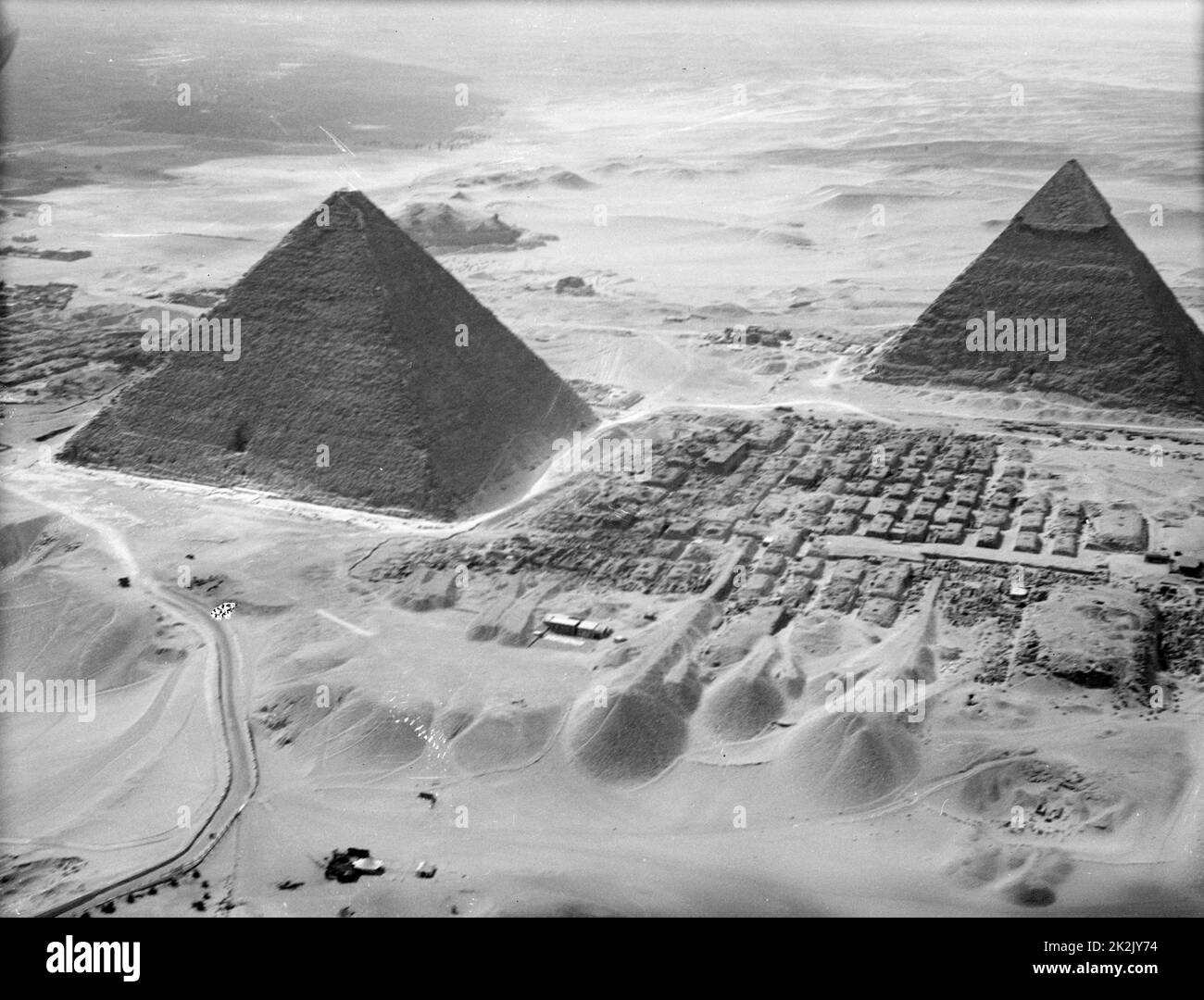 Vue aérienne des pyramides, l'Egypte. Les deux plus grandes pyramides ...