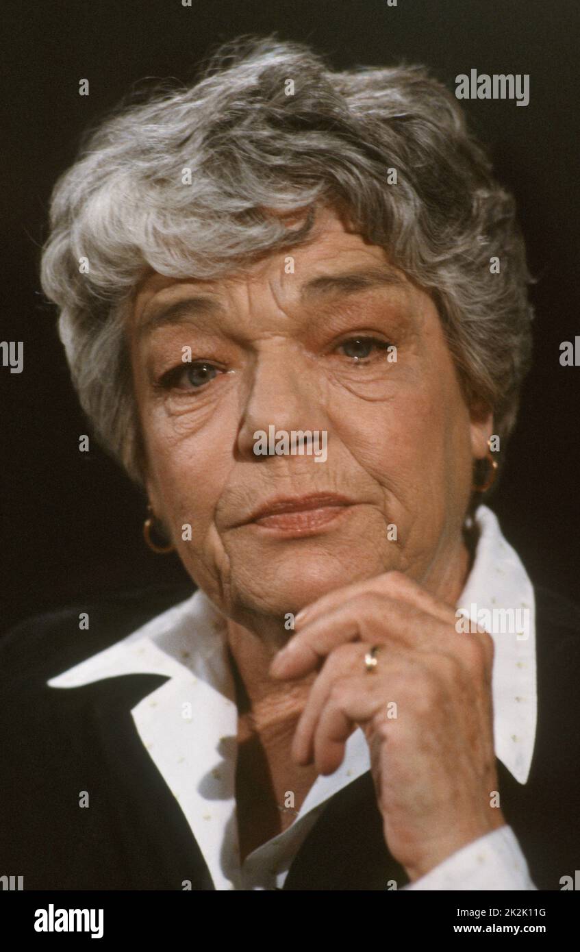 Portrait de l'actrice française Simone Signoret, assistant à l'émission ...