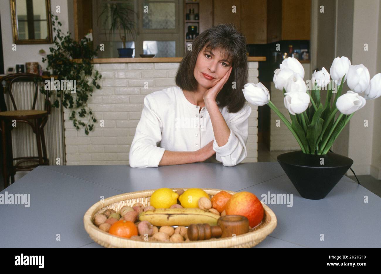 L'actrice française Claire Nadeau chez elle à Paris en mars 1987 Photo ...