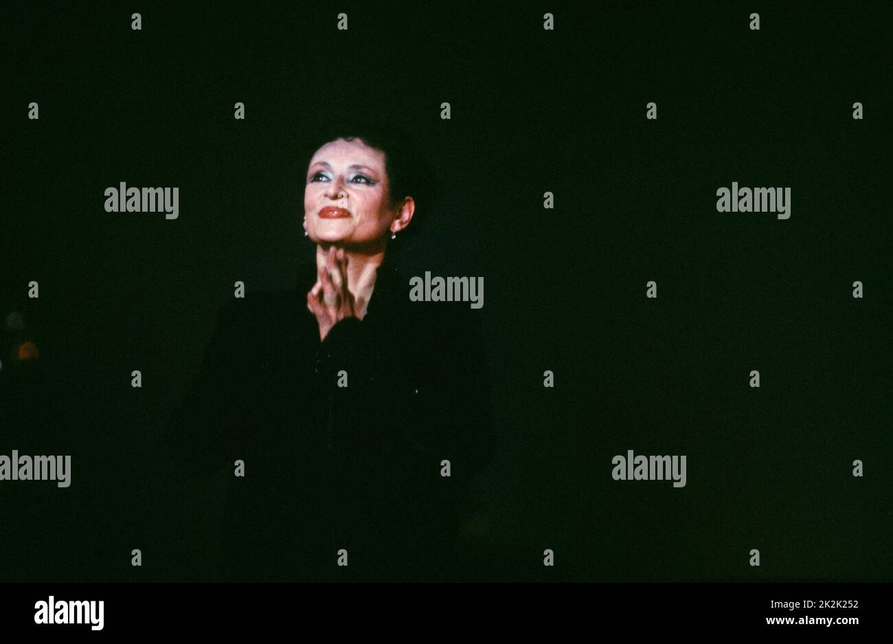 La chanteuse française Barbara se présente au Théâtre du Châtelet à ...