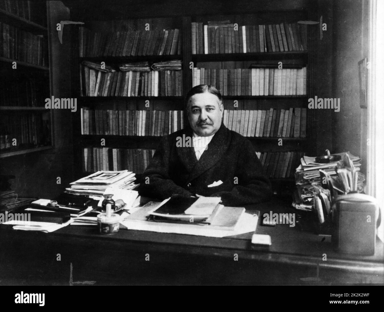 L'écrivain et politicien français Léon Daudet, qui vient d'être élu à ...