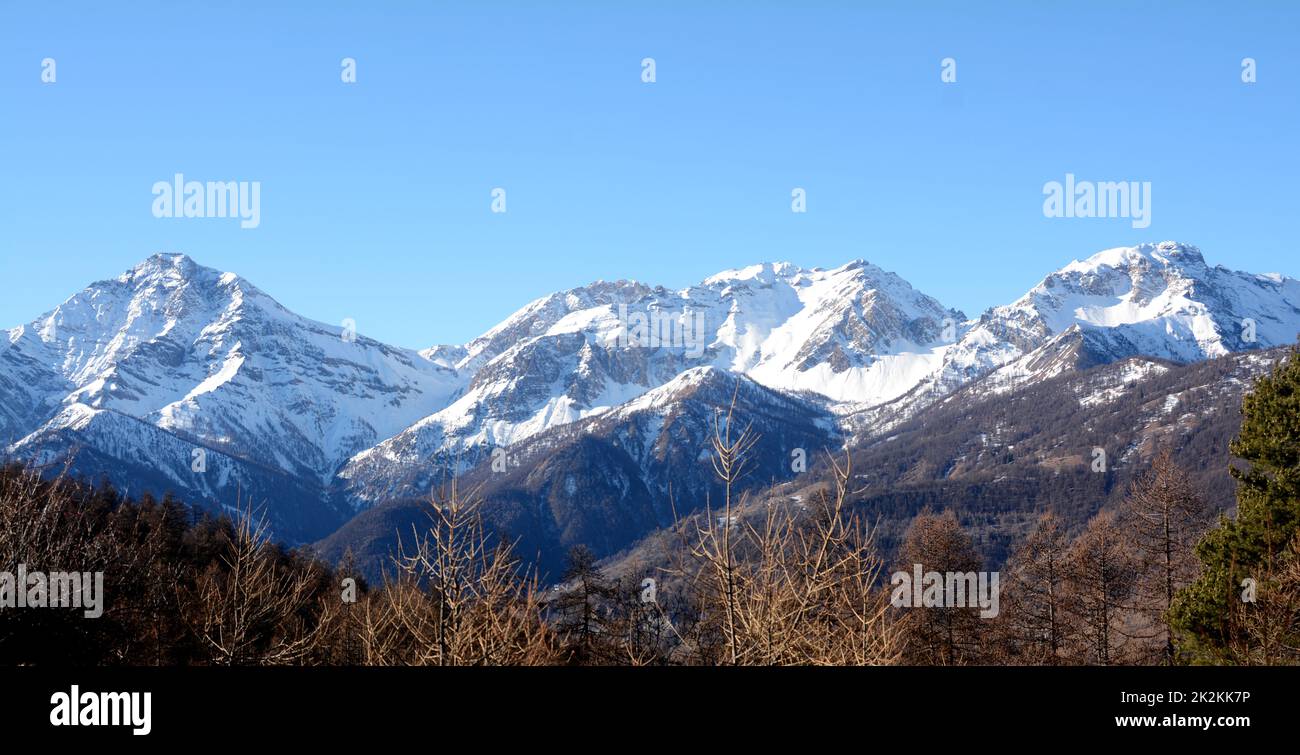 Un paysage de montagne dans les hautes alpes Banque de photographies et ...