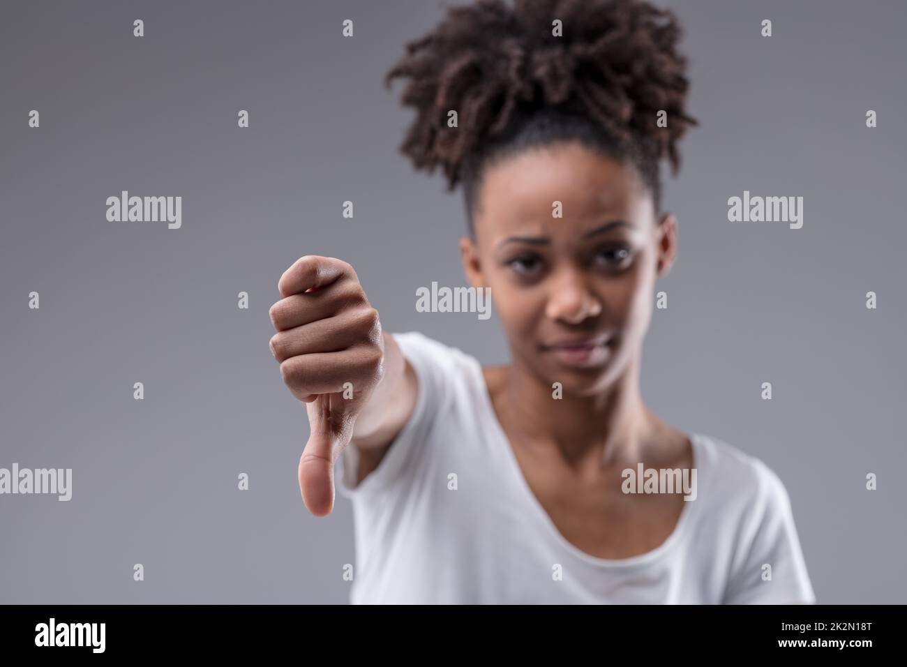 Personne faisant un pouce vers le bas Banque de photographies et d ...