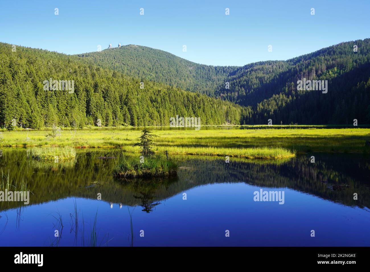 Beau petit lac Arber dans la forêt bavaroise, Allemagne. Vue sur le support de GroÃŸer Arber ...