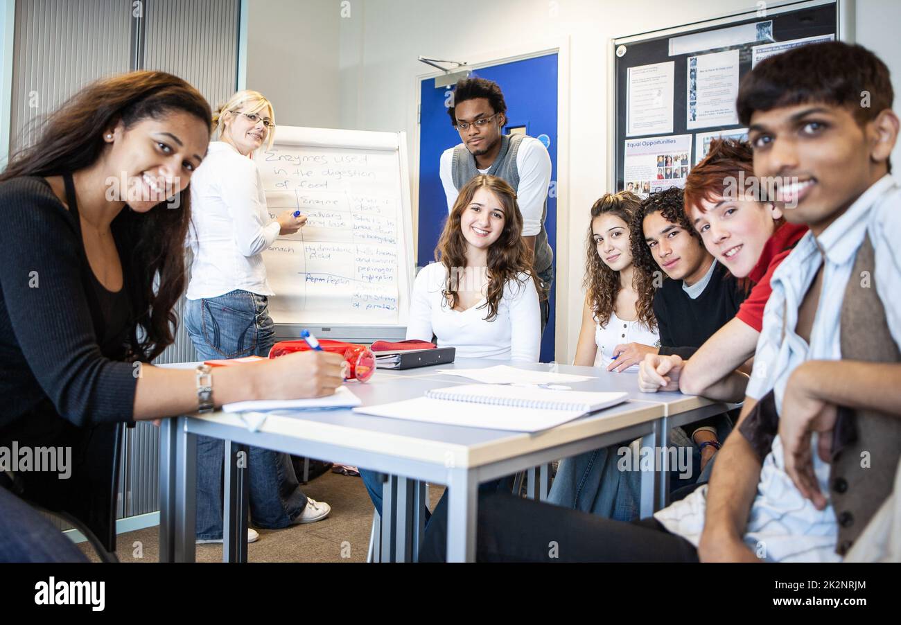 Teenagers group work class education Banque de photographies et d ...