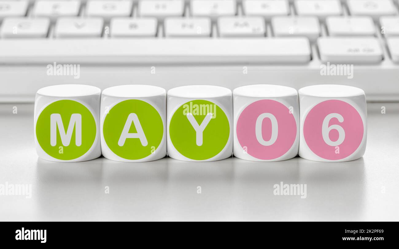 Lettre dés devant un clavier - Mai 06 Photo Stock - Alamy