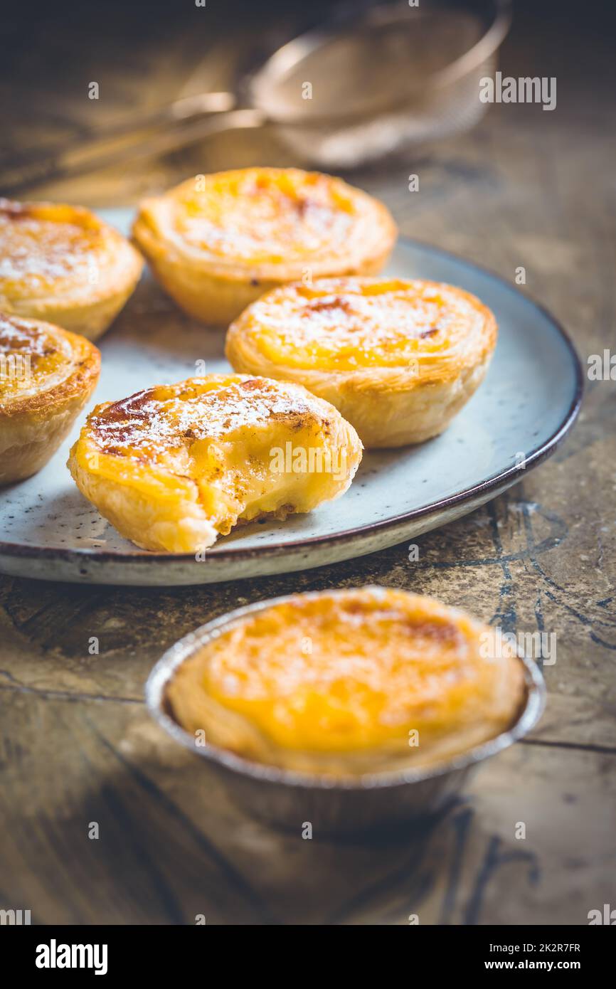 Pastel de nata - pâte traditionnelle portugaise à tarte aux œufs et à ...