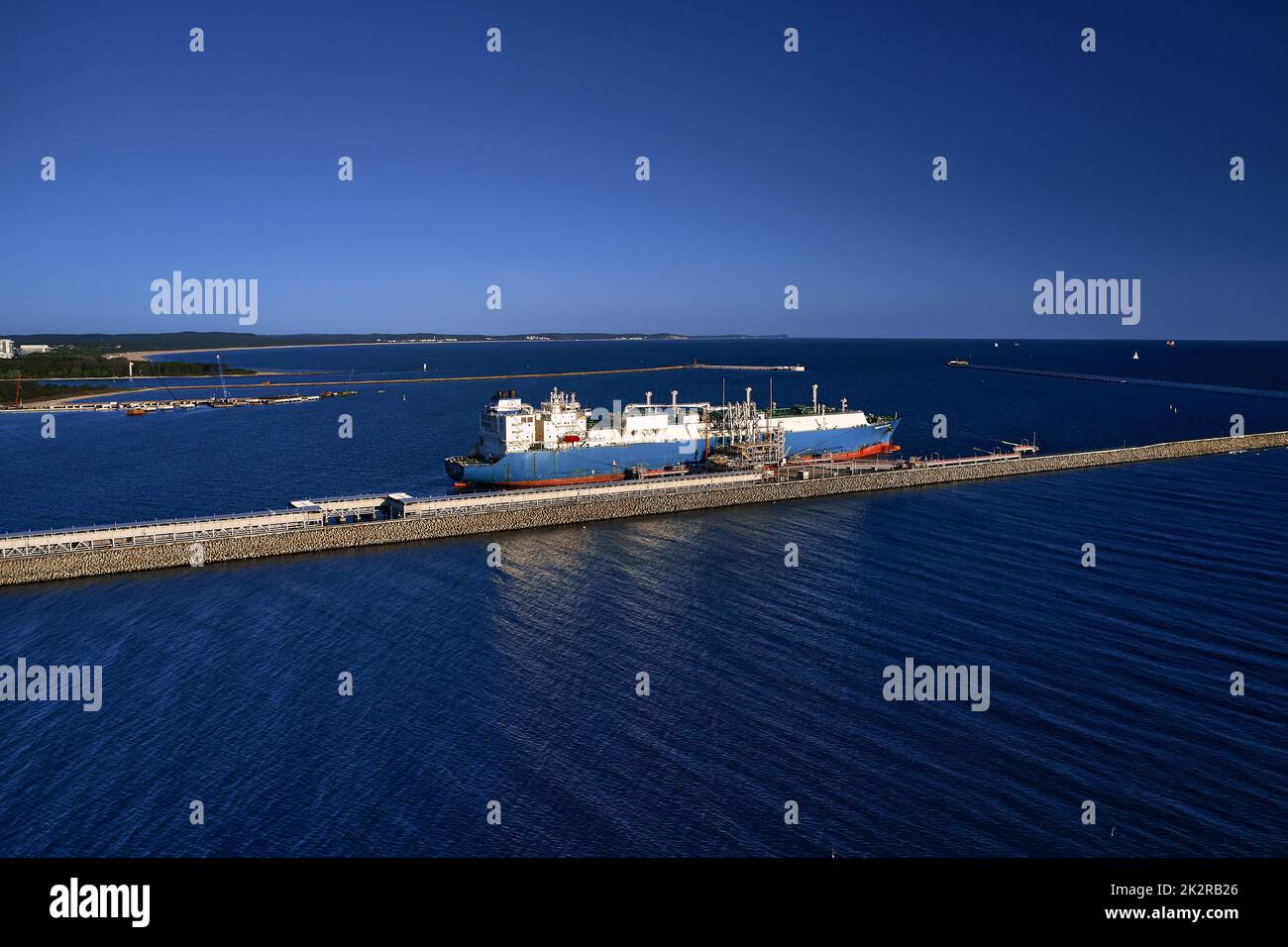 Navire de transport de GNL Maran Gas Apollonia lors de la décharge au ...