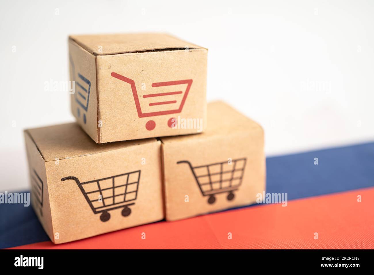 Boîte avec le logo du panier en ligne et le drapeau de la Russie ...