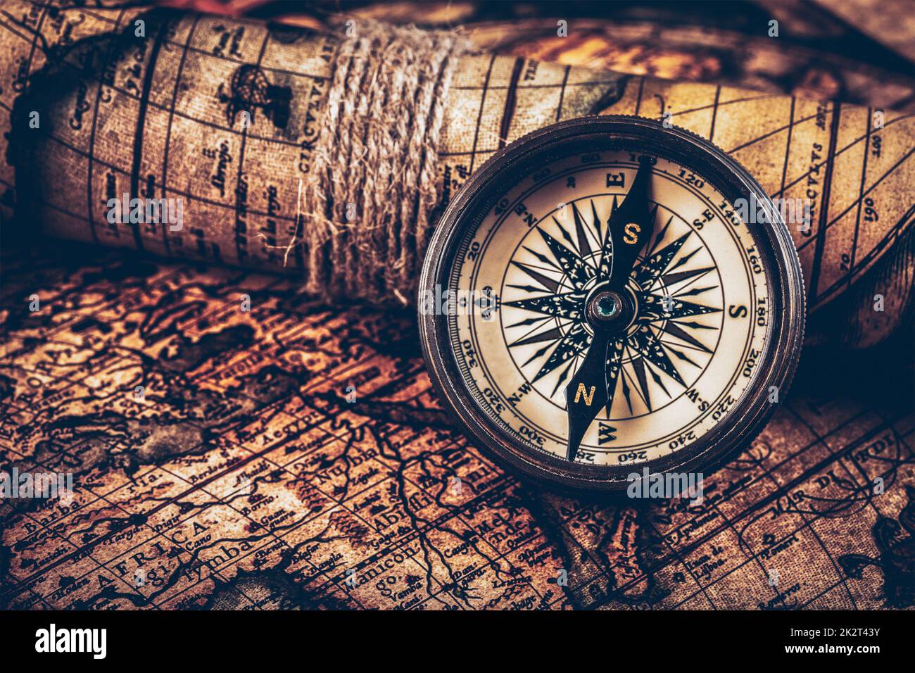 Old vintage retro brass compass Banque de photographies et d’images à ...