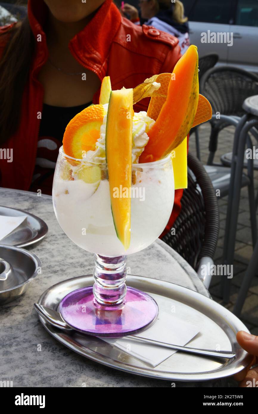 Délicieuse crème glacée au melon et à la papaye. Concept alimentaire ...