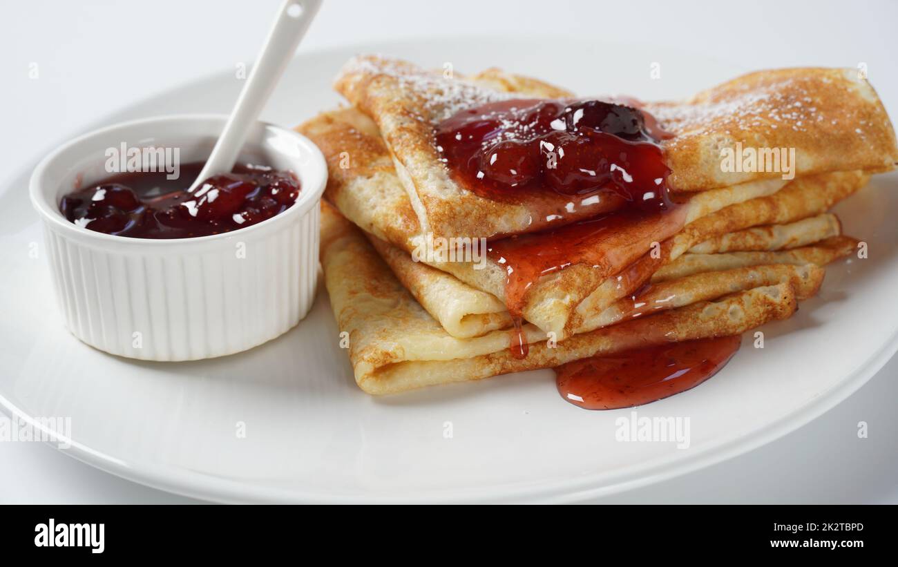 Crêpes françaises pour le petit déjeuner avec confiture de fraises ...