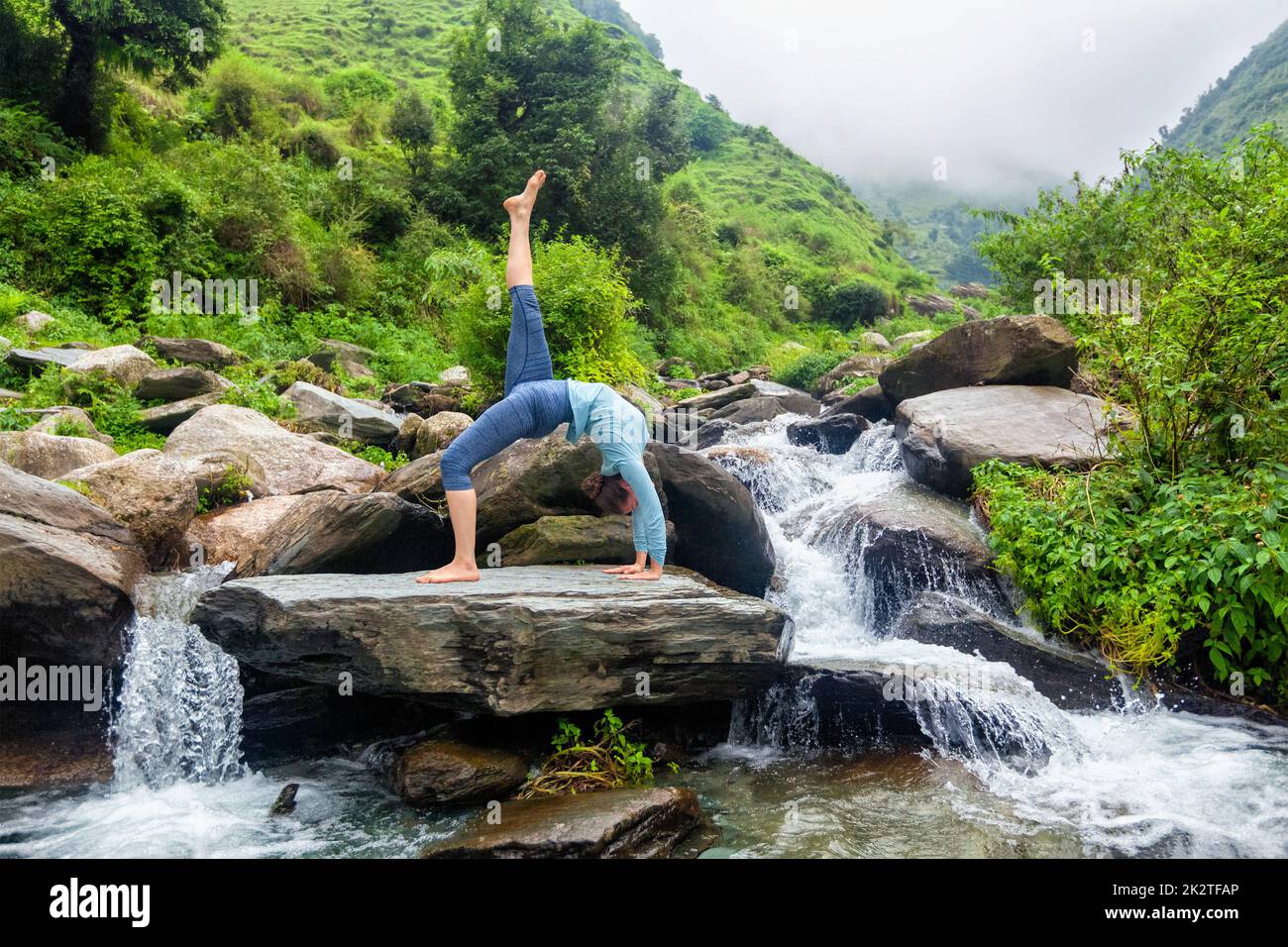 Eka pada urdhva dhanurasana Banque de photographies et d’images à haute ...
